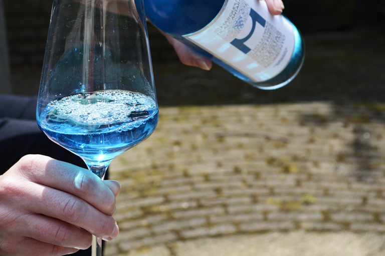 Plavo vino M Chardonnay Azul zaista je ultimativni vinski trash