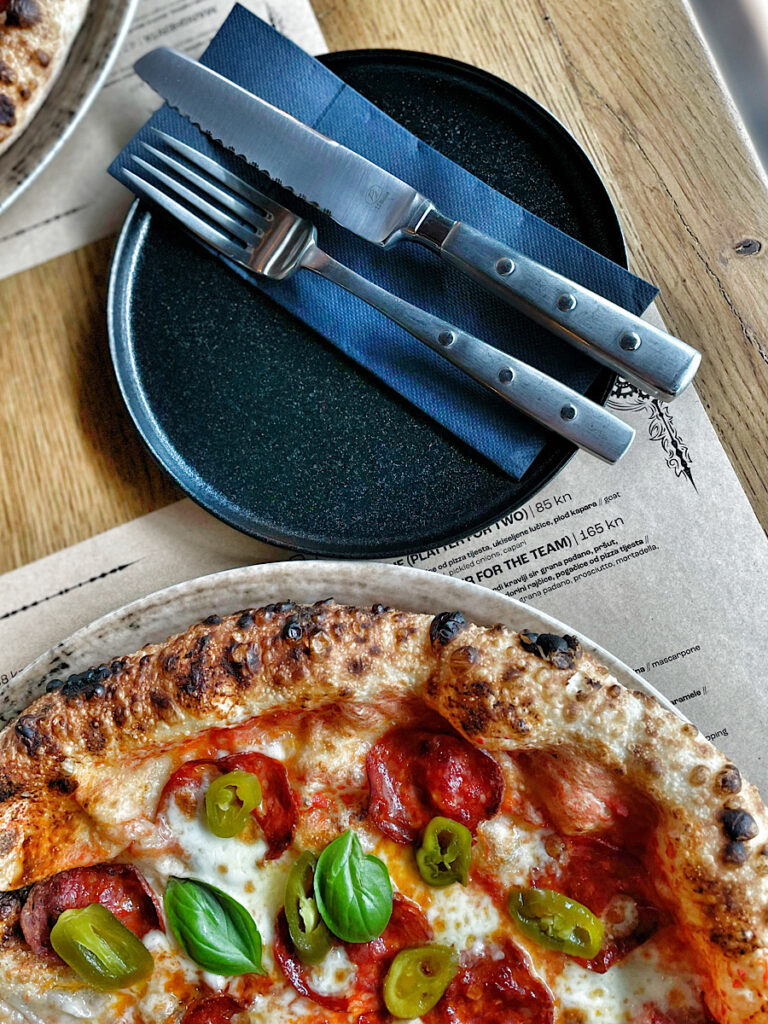 Mrs.Fogg je uvjerljivo najbolje uređena pizzeria u Zagrebu. Pizza je ...