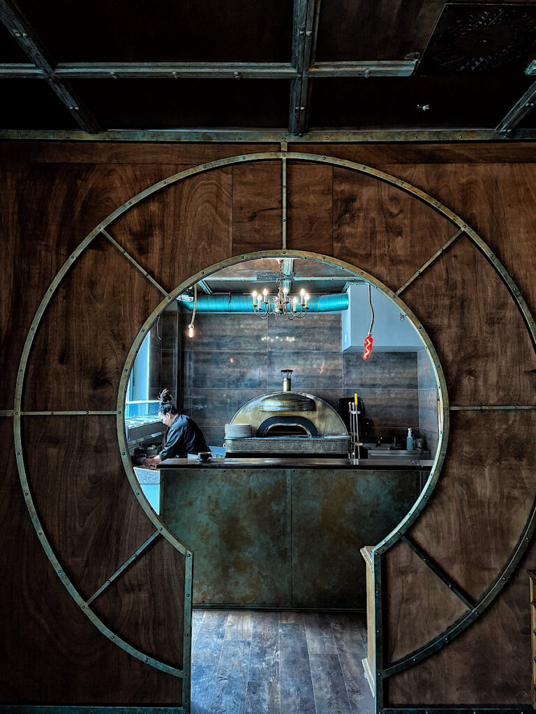 Mrs.Fogg je uvjerljivo najbolje uređena pizzeria u Zagrebu. Pizza je ...