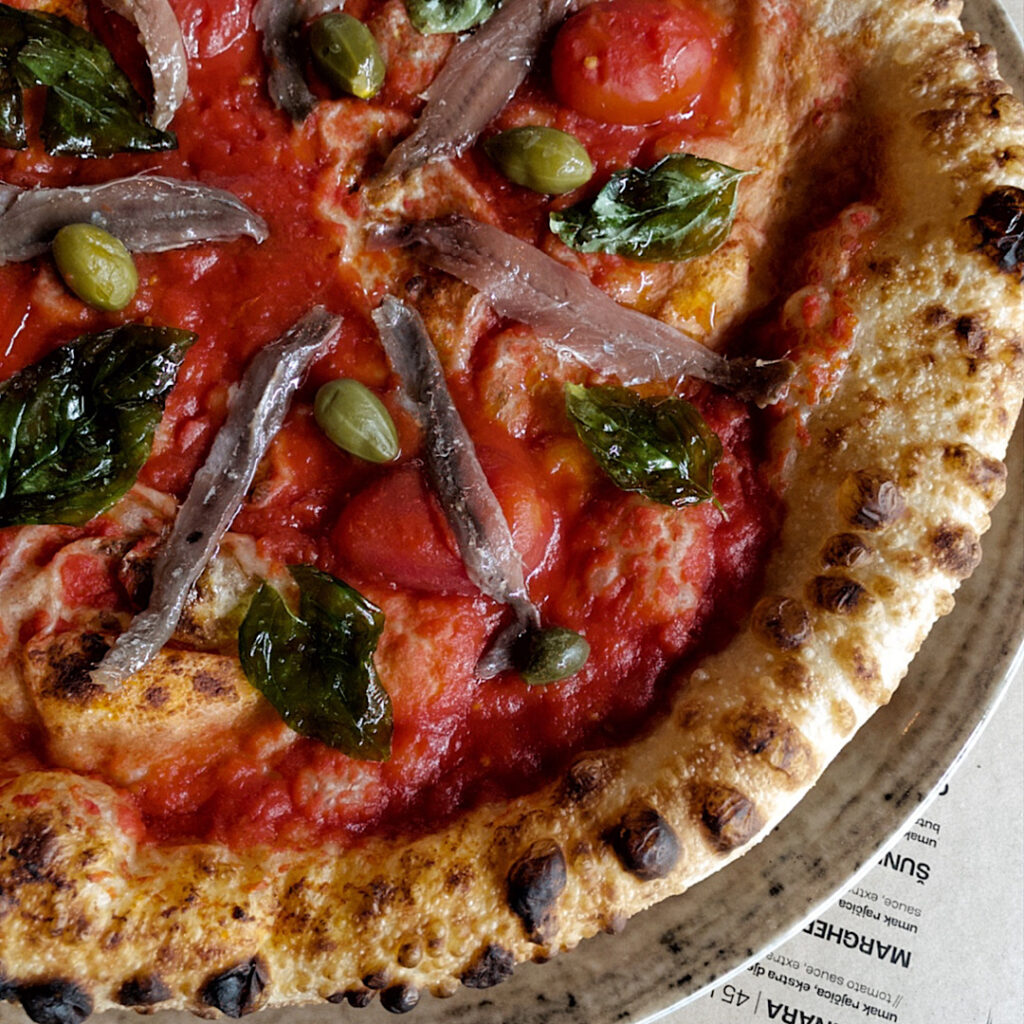 Mrs.Fogg je uvjerljivo najbolje uređena pizzeria u Zagrebu. Pizza je ...