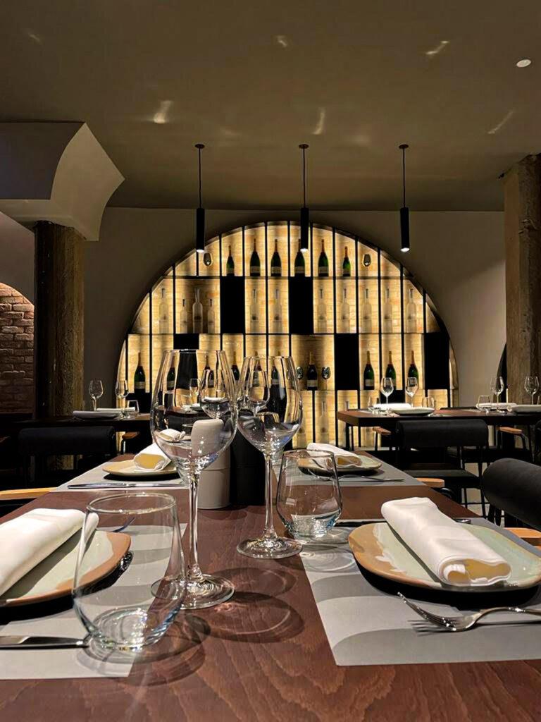 Novi Maredo sa staklenim krovom i velikim barom izgleda spektakularno ...