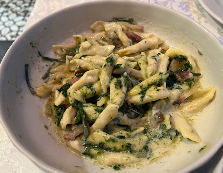 Stari podrum. jedna od najpopularnijih konoba u Istri, koristi previše ...