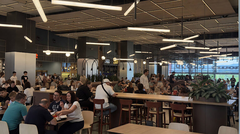 RESTORANSKA PUSTINJA Food Court u zagrebačkoj Areni popeo se na viši ...